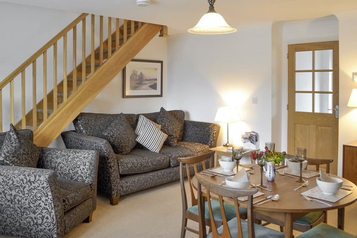 Lovely Property With An Open Staircase Leading To 2 Bedrooms And A Bathroom. - Morpeth