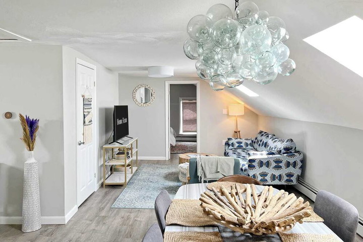 Downtown Warren Top Floor Loft 3br: Spa | Walkable - Tiverton, RI