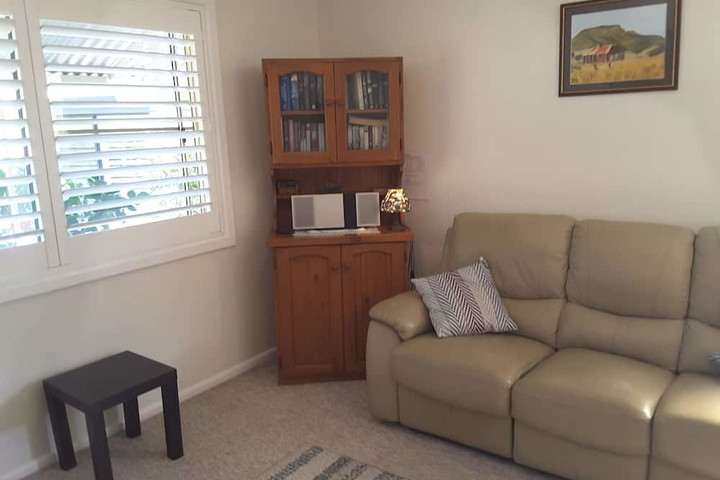 Delightful Fully Self Contained Cottage With All Amenities Included. - Narrabeen