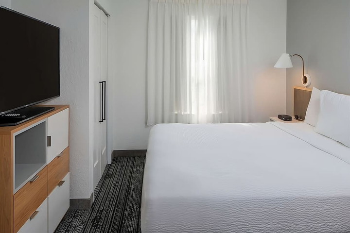 Convenient Stay! Fully-furnished, Pet-friendly, Near Washington Monument! - Falls Church, VA
