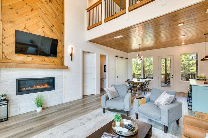 Luxe Broken Bow Cabin: Hot Tub & Outdoor Fireplace - Mississippi