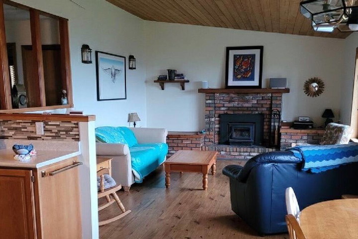 Cozy Canadian Cabin Overlooking The Ocean! 1 Min To The Beach - Vancouver Island