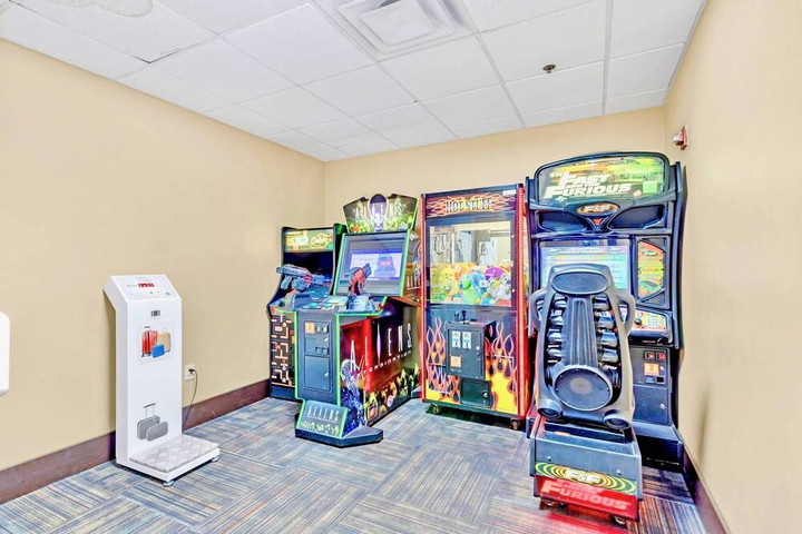Near Disney King Bed Condo Unit - Pool & Hot Tub! - Orlando, FL