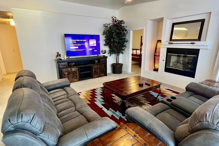Large Prescott Home W/3-car Garage Central & Quiet - Prescott, AZ