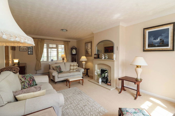 Number 10, Broadway, Pet Friendly, With A Garden In Broadway - Broadway