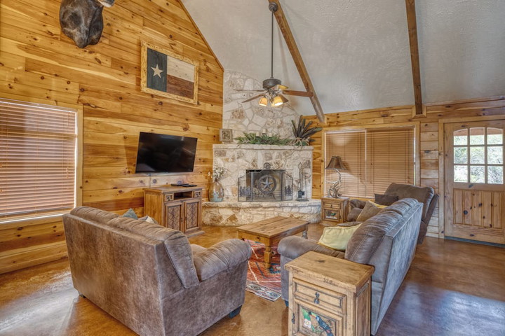 Spacious Home With Lots Of Amenities - Concan, TX