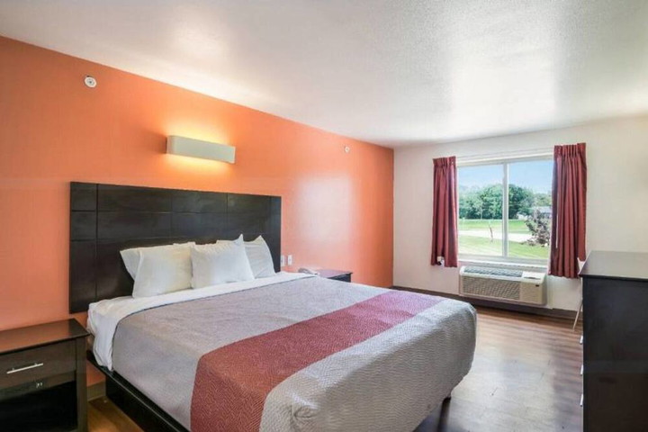 1 King Bed | Non-smoking, Micfridge - Peoria, IL