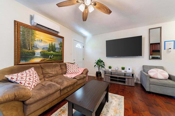 Long Beach 2br - Near Beach, Driveway Parking - Long Beach, CA