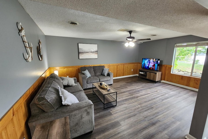 Best Sunset Views On The Lake, Renovated 3 Bedrooms, 2 Bath Sleeps 8 People. - Marion, IL