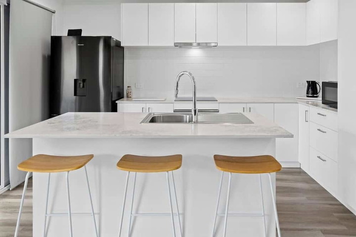 Four Bedroom Modern Coastal Getaway - Portarlington
