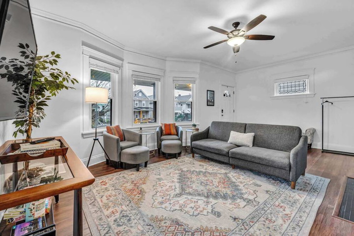 Cle Retreat In Gordon Square | 2br + 2bath - Cleveland