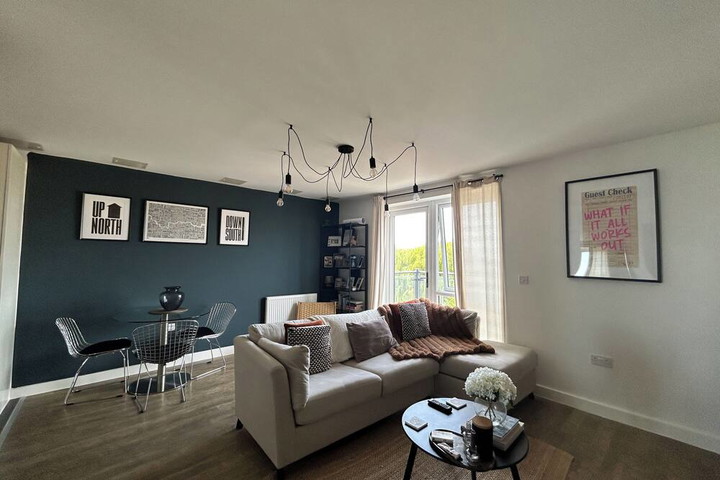 One Bedroom Apartment Close To Elizabeth Line With Parking - Brentwood