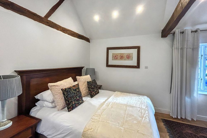 1 Bedroom Accommodation In Guildford - Shere