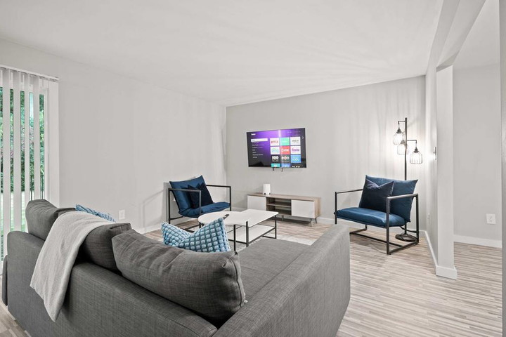 Peaceful & Trendy Unit Near Attractions - Sterling Heights, MI