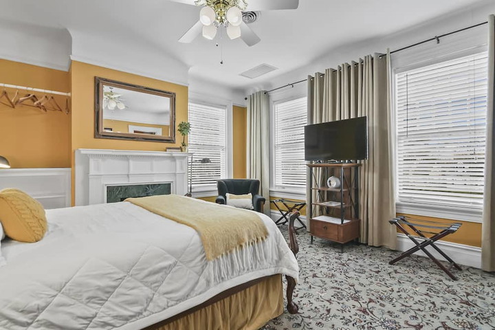 Pasfield House Historic Mansion: The George Suite - Springfield, IL