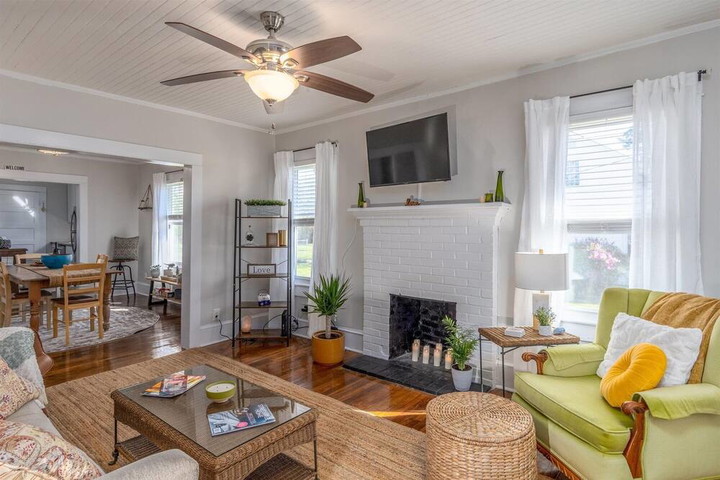 A Beautiful Balanced 2-bedroom Bungalow Near Quaint Downtown New Bern - New Bern, NC