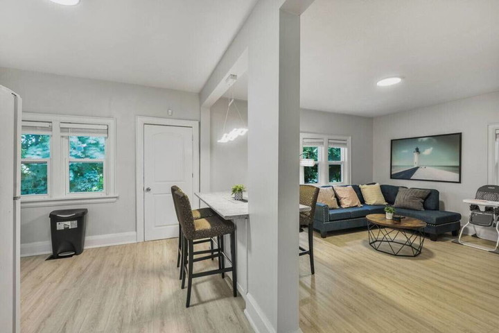Chic 2-br Urban Retreat | Near Beach| Free Parking - Oshawa