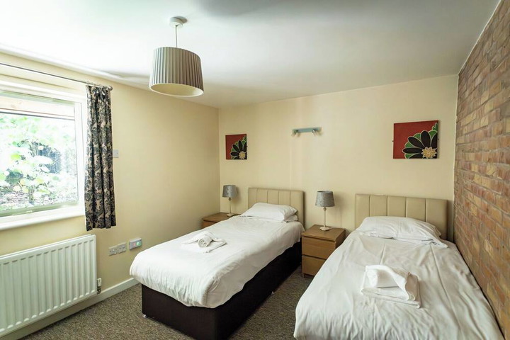 Weaver ; Lodge Forestier Pour 12 Avec Jacuzzi, Poêle à Bois, Bbq, Près D'alton Towers. - Leek