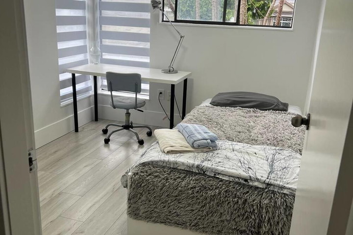 * Spacious Sunny Room In Clean Shared Home - Coquitlam