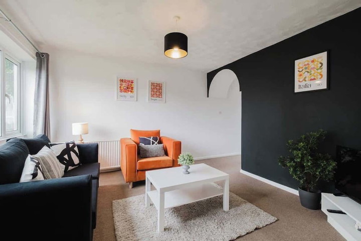 Spacious 3 Bedroom Home With Free Parking - Northampton, UK