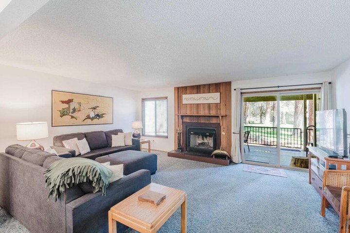 Delightful Escape Near Downtown With Shared Pool & Hot Tub, Rec Room, & Large Deck - Sisters, OR