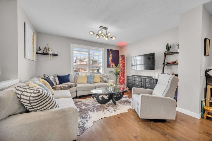 Luxury 3br Home W/ Theatre, Office & Master Spa - Cochrane