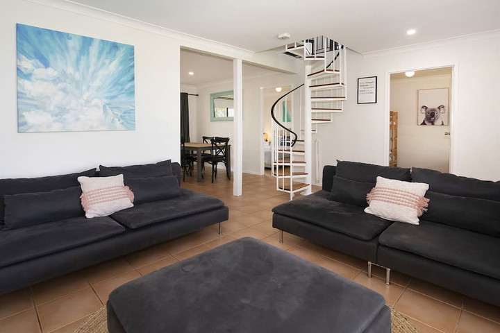 Amazing Location! Only A 2 Minute Walk To Both The Beach And Heart Of Town. - Yallingup