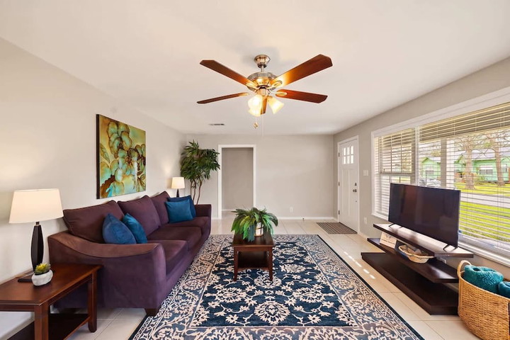 Orbital Oasis: Dual Living Near Nasa - Baytown, TX