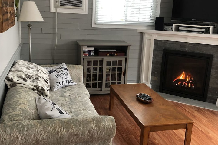 Waterfront Cottage In Prince Edward County - Close To Wellington And Wineries - Prince Edward