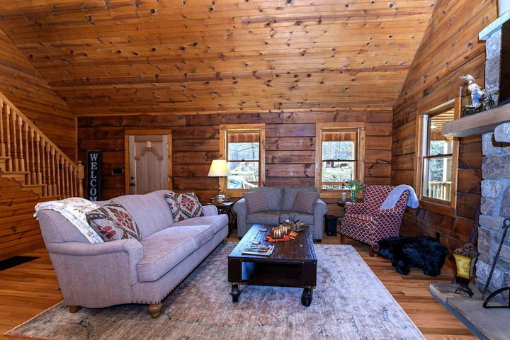 Charming Blue Ridge Cabin W/ Private Pond & Waterfall | Deer Haven By Avantstay - Saluda, NC