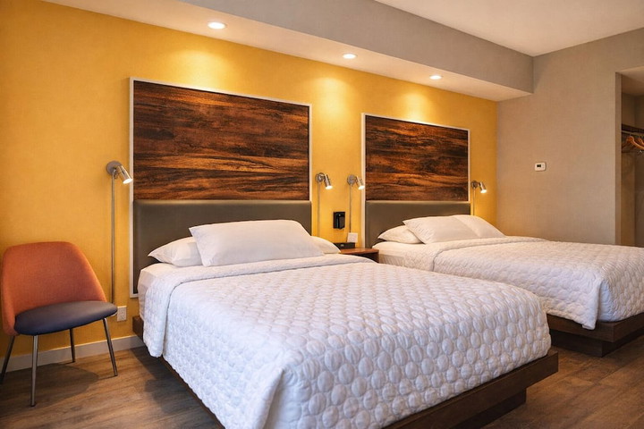 4 Comfortable Rooms W/ Free Shuttle, Hot Breakfast & Pool Table - Portland, ME