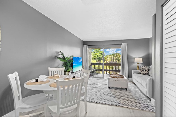 Stylish Gray 2nd-floor Condo W/ Heated Pool 1br - Lakewood Ranch, FL