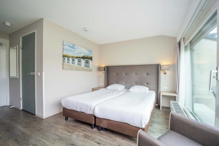 Relax By The Sea: Terrace With Dune View, Pool, Beach Access & Onsite Dining - Zoutelande