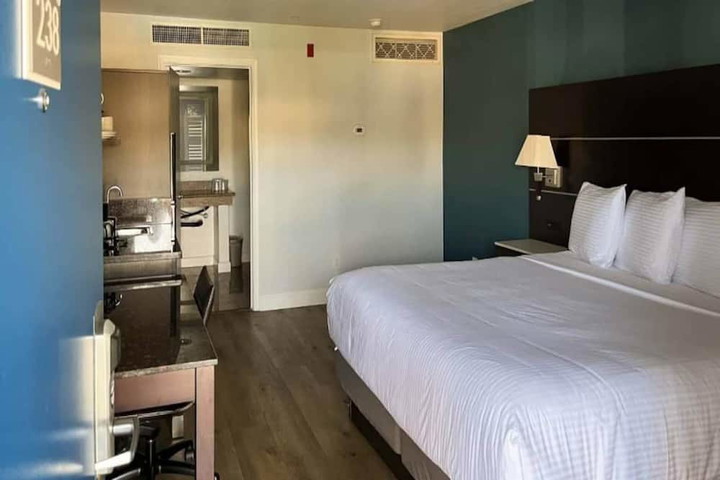 1 King Bed | Non-smoking, Kitchen - Vallejo, CA