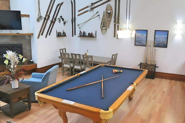 Historic Schoolhouse With Spa & Pool Table - Fernie