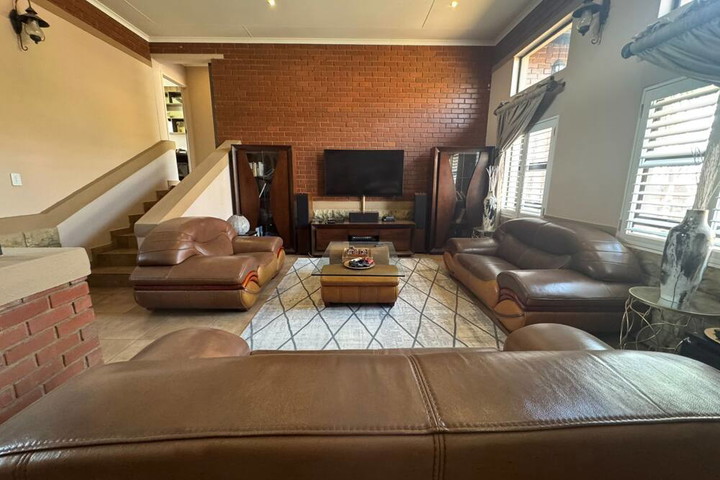 Entertainers Dream Home 4 Bedrooms, Pool & Relaxing Outdoor Area - Tlhabane