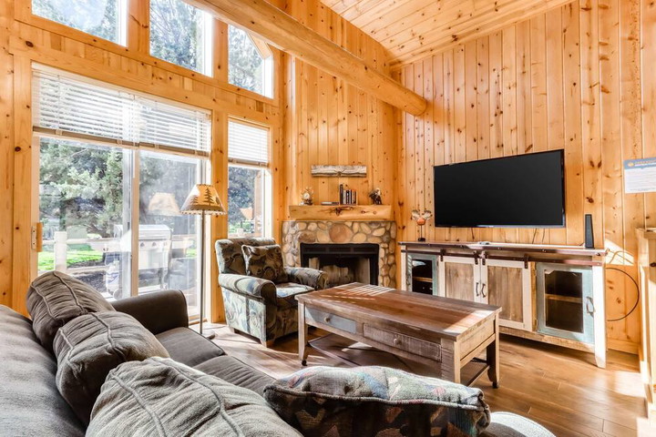 Lovely Home With Fireplace, Deck, Grill, Shared Pool, Tennis, And Hot Tubs - Oregon