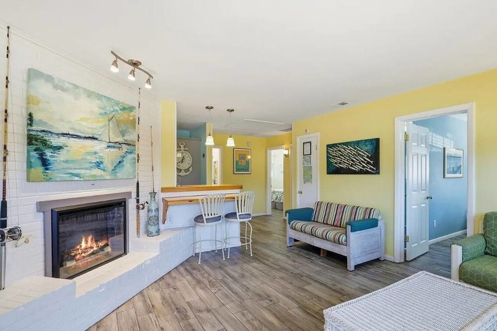 Steps To The Ocean! Family And Dog Friendly North End Cottage W/ Rsrv Parking - Virginia Beach, VA
