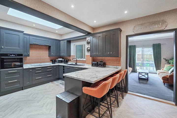 6 Bedroom Accommodation In Lowestoft - Lowestoft