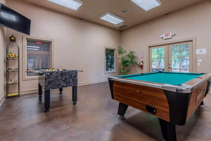 Luxury Vacation Rental For 6 - Luxury 1 Bedroom Cabin Sleeps 6 - Spring, TX