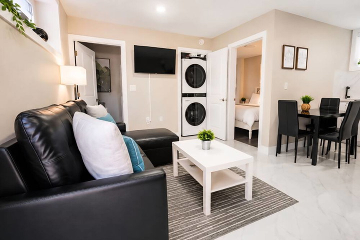 East Van Suite / King Bed / Short Walk To Sky Train & Commercial Dr - North Vancouver