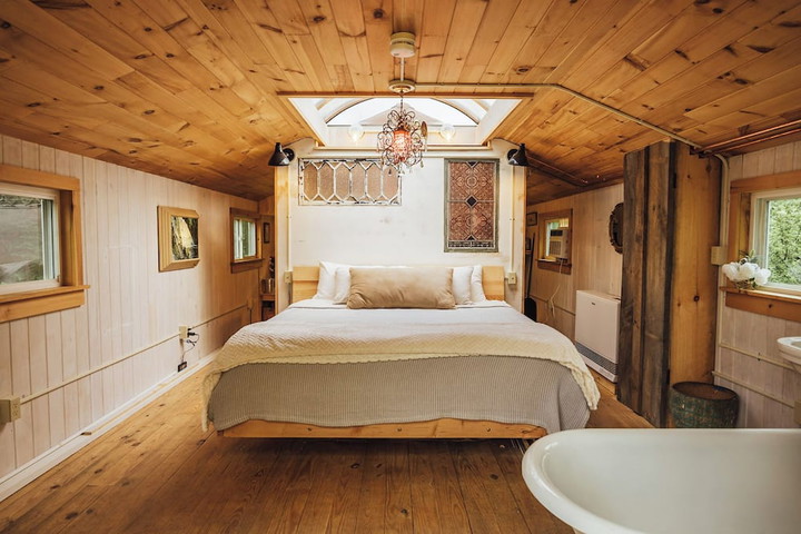 Treehouse Lifted Up Over A Stocked Trout Pond Up In The Beautiful Birch Trees! - Vermont