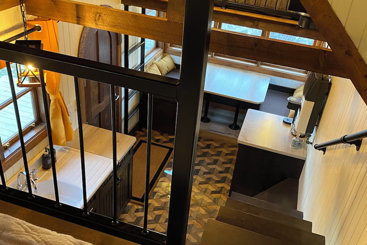 Classy Hillside Tiny House - 알버타