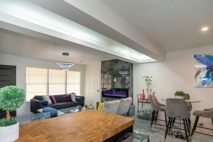 Stylish~renovated 4br/2bat 3minairport 10 Min Downtown Central Location - San Antonio, TX