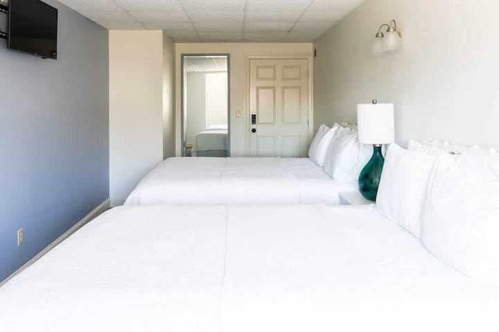 #3 | Comfy Room W/2 Queen Beds Near Easton & Second Beach - Tiverton, RI