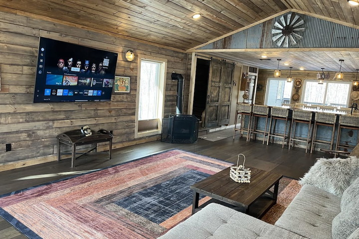 300 Ft Lakefront · Sauna · Hot Tub · 2 Treehouses · Firepits · 10 Private Acres - Minnesota