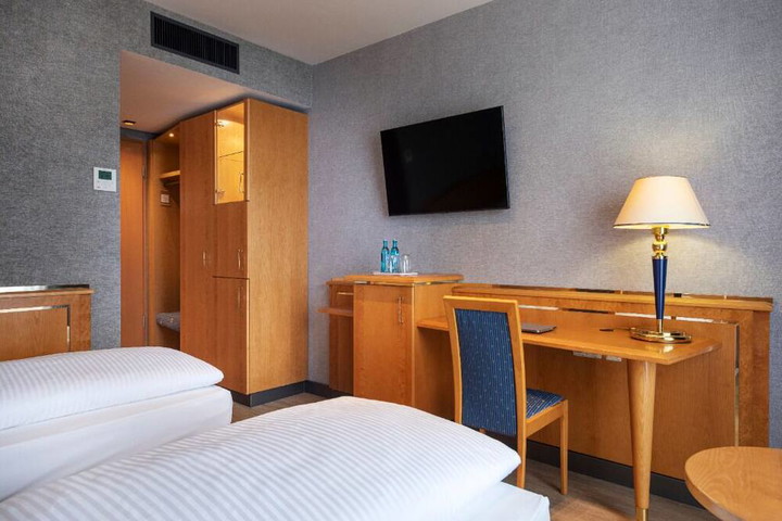 Classic Room | Indoor Pool & Sauna | Near Magdeburg Cathedral - Magdeburg