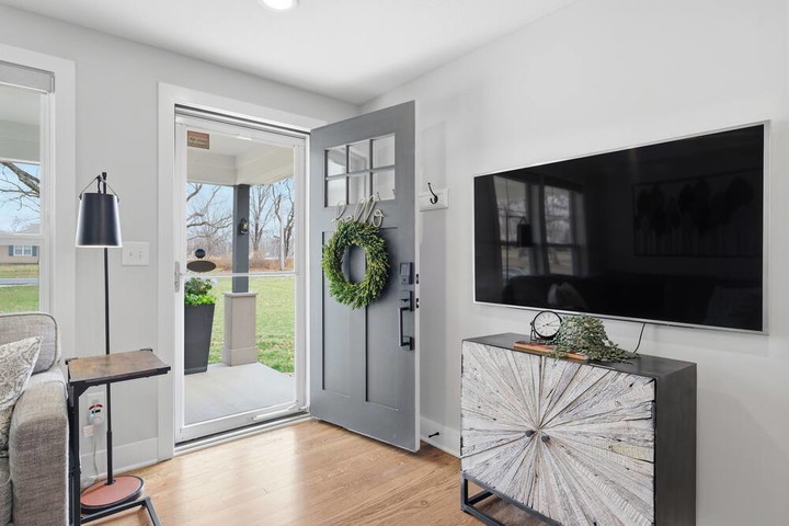 Welcome To Your Luxury Lees Summit Getawaya High-end 4-bedroom, 3-bath Home Designed For Comfortable Group Stays With A True Vacation Mode Backyard. Each Bedroom Has Its Own Roku Tv, Ready For You To Log In With Your Credentials. - Belton, MO