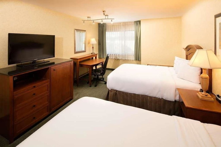 Pet-friendly Accommodation With Outdoor Pool, Free Parking, Spacious Unit! - Wenatchee, WA
