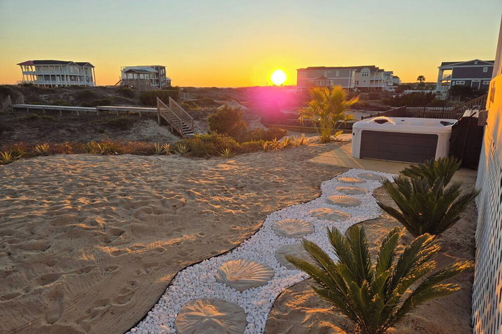Kings Kraken: An 8-bedroom Oceanfront Home In Oak Island, Perfect For 20 Guests! - Holden Beach